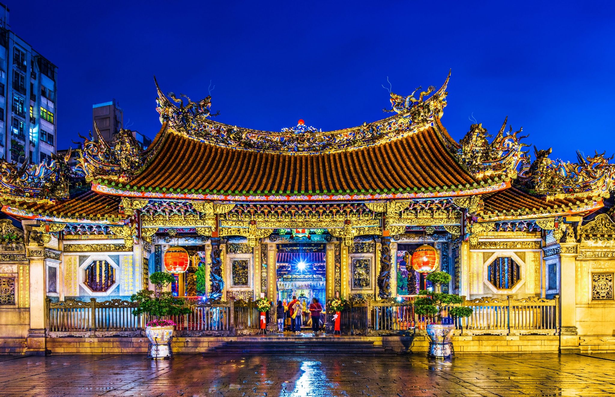 Lungshan Temple Gate - gettyimages - Mushroom Travel